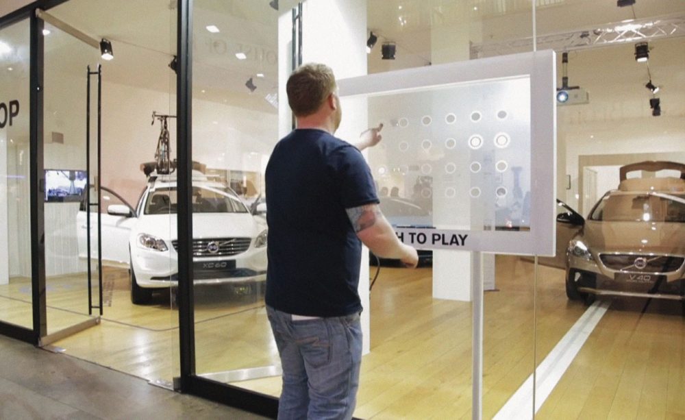 Volvo Uses Interactive Window in Pop-Up Store | Pro Display