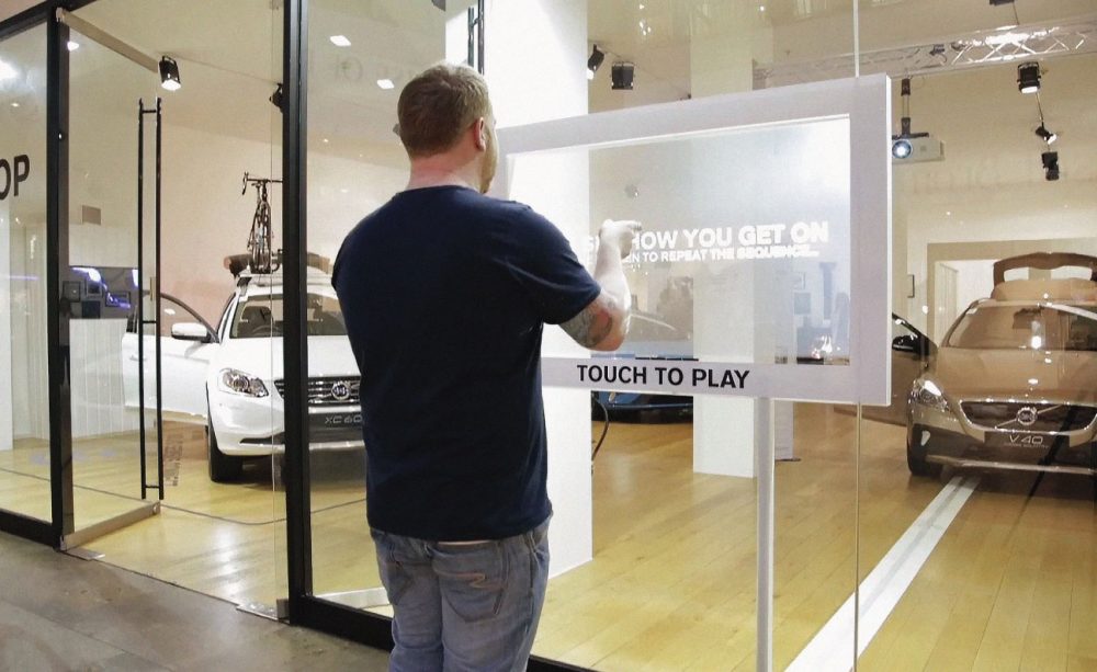 Volvo Uses Interactive Window in Pop-Up Store | Pro Display
